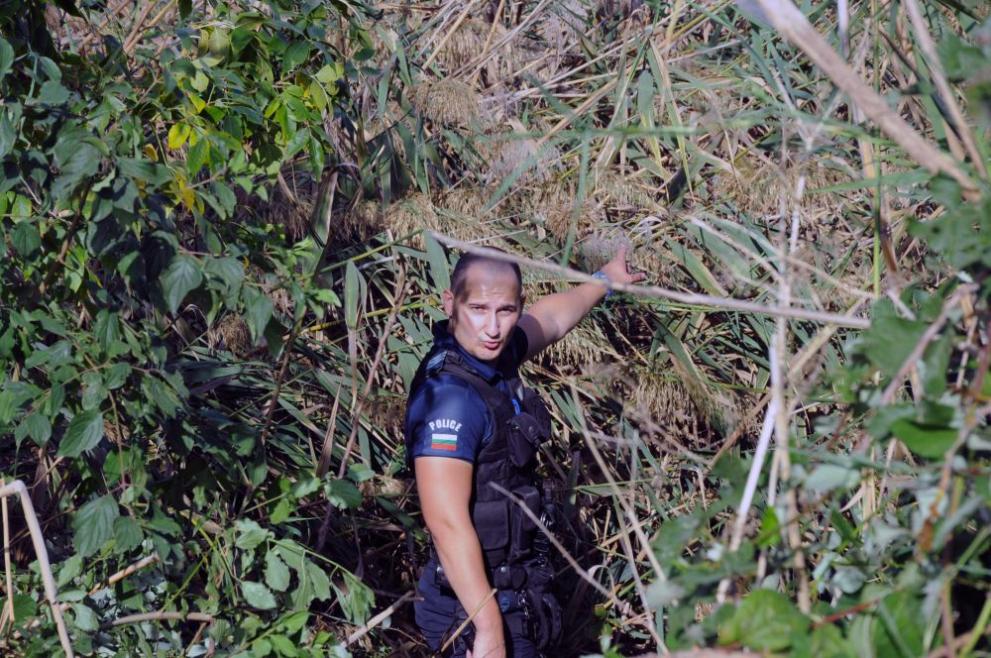 Petel.bg - новини - Полицаи и кучета претърсиха тръстиките на езерото Вая за избягали мигранти